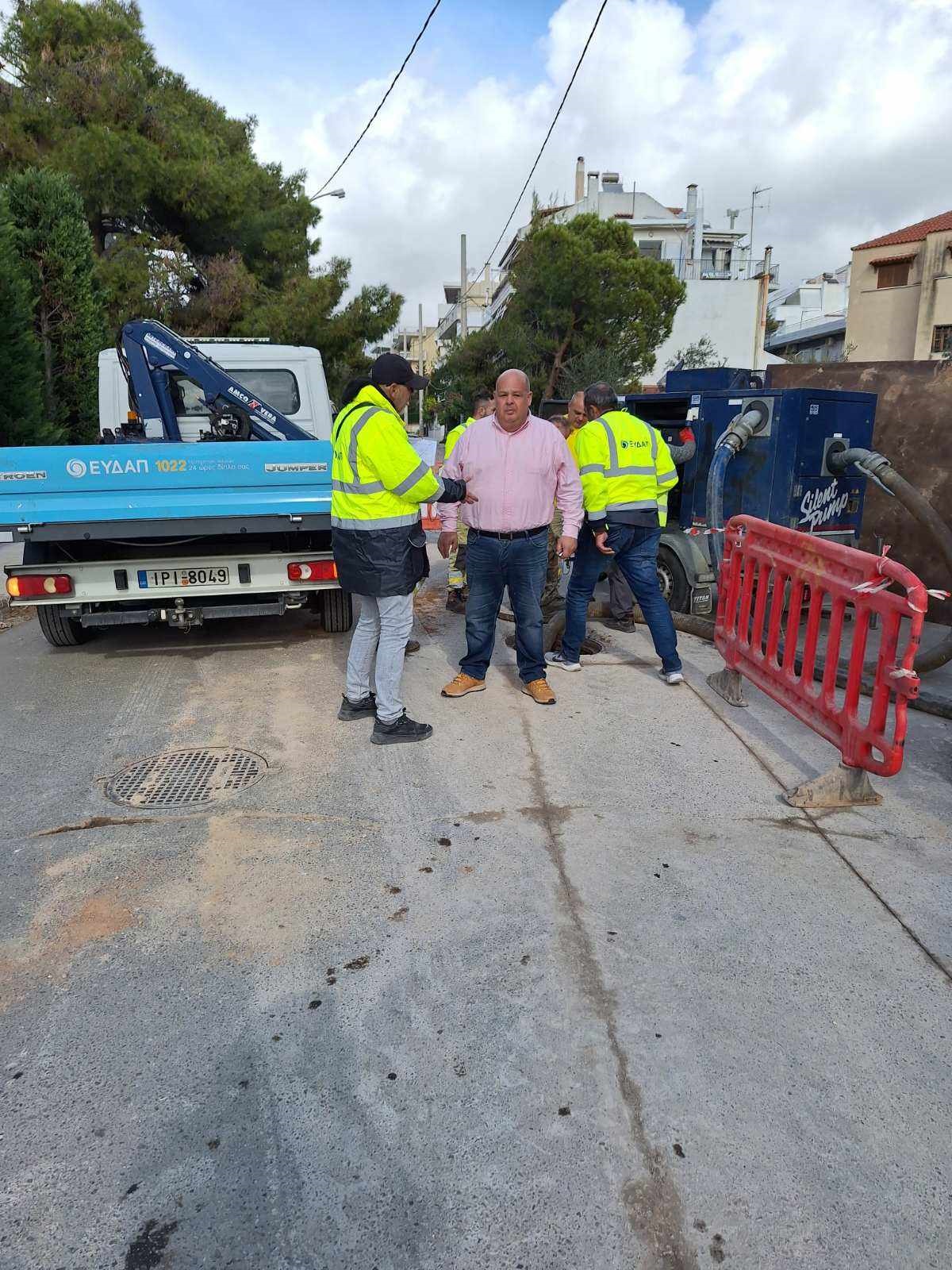 Εργασίες αποκατάστασης των βλαβών αγωγών του δικτύου EYΔΑΠ στην οδό ...